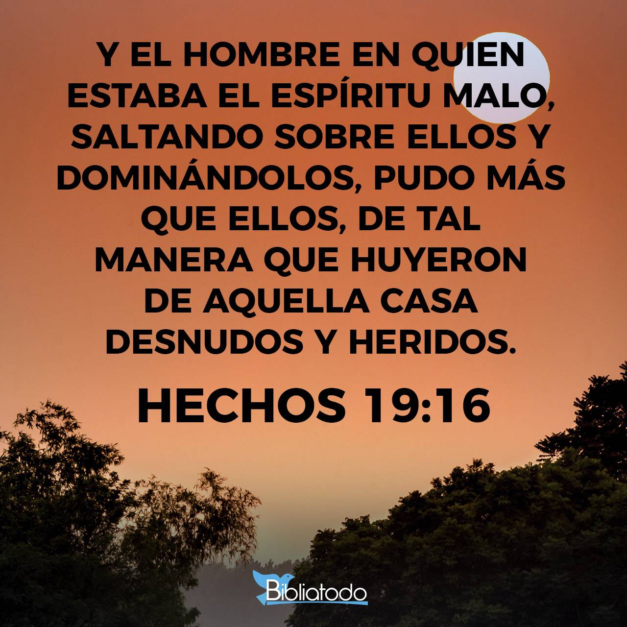 Hechos 19:16 TCB - Enseguida, el hombre que tenía el espíritu maligno ...